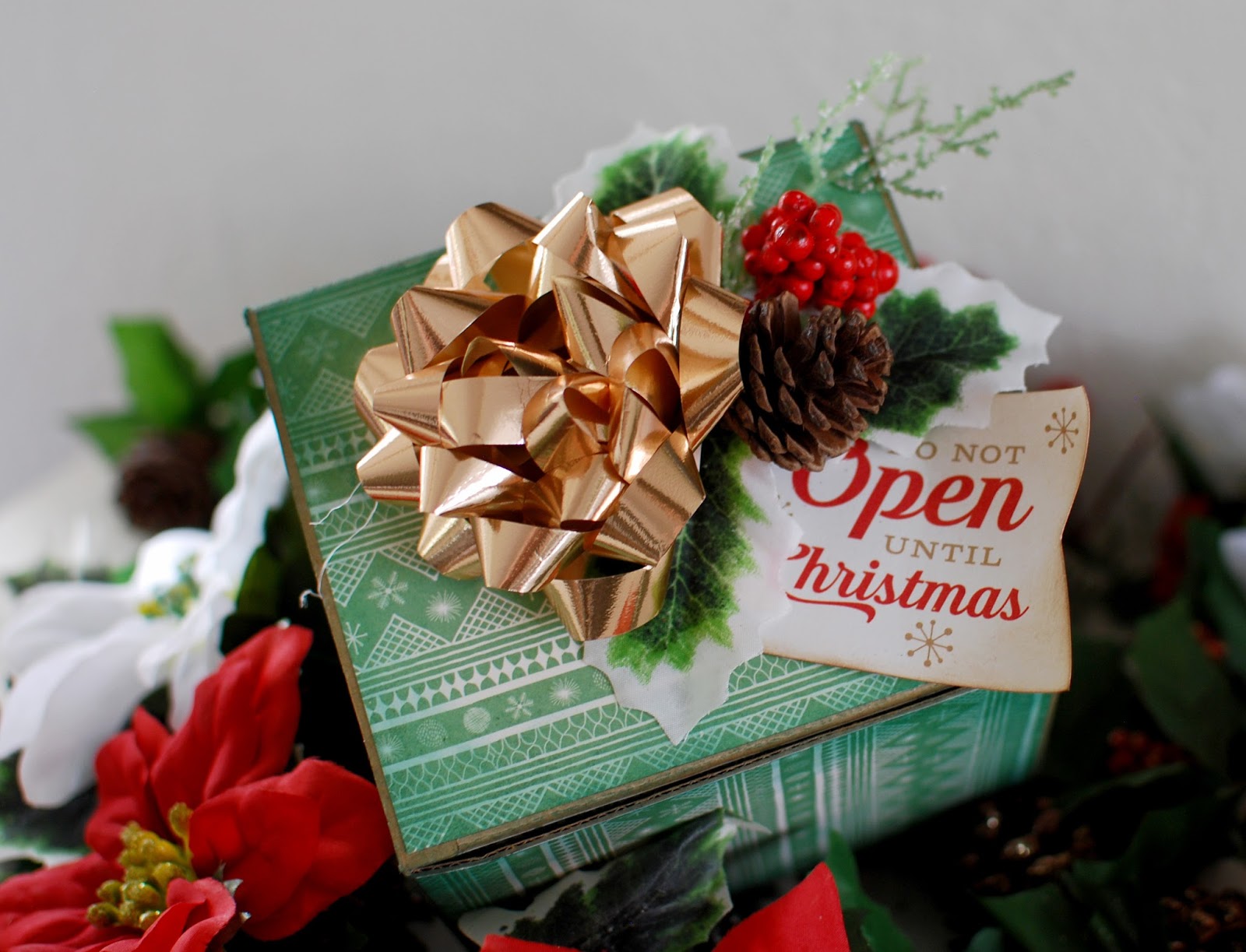 FotoBella: Basic Grey Juniper Berry Christmas Gift Box