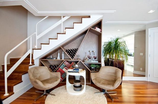 Bela Imóveis: Bem escolhida, escada abre espaços para a imaginação