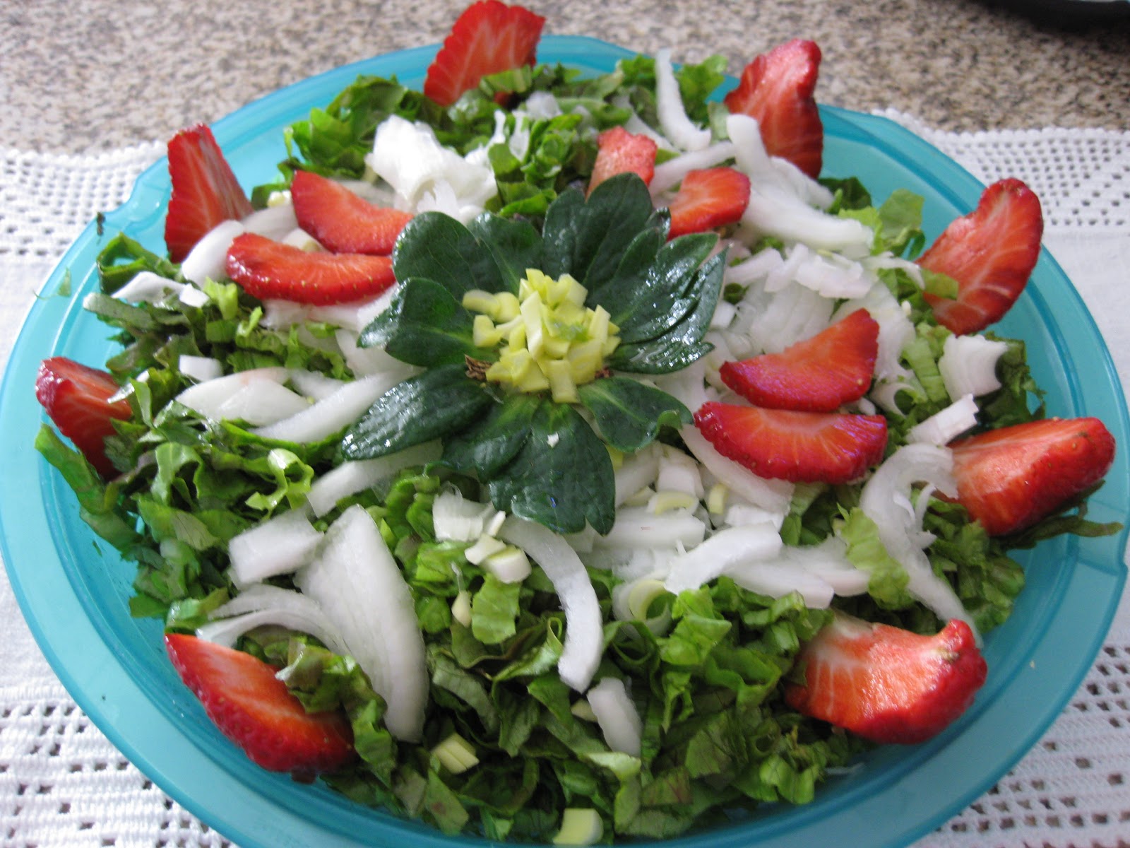 Receitas do Bardãos e da Mininha: SALADA DE ALFACE COM MORANGOS