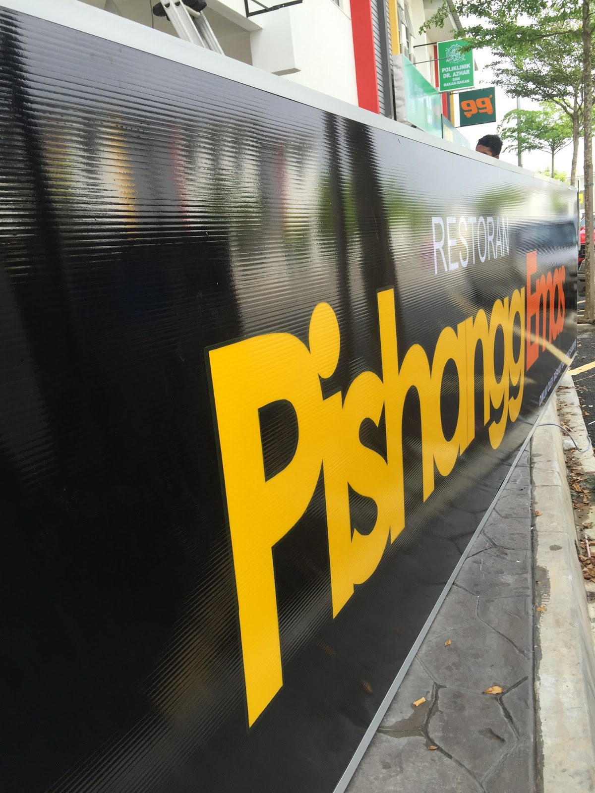 Signboard Murah: PEMASANGAN SIGNBOARD Restoran Pishangg Emas- Aman ...