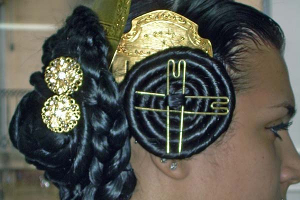 Friendly Valencia: El peinado de fallera valenciana