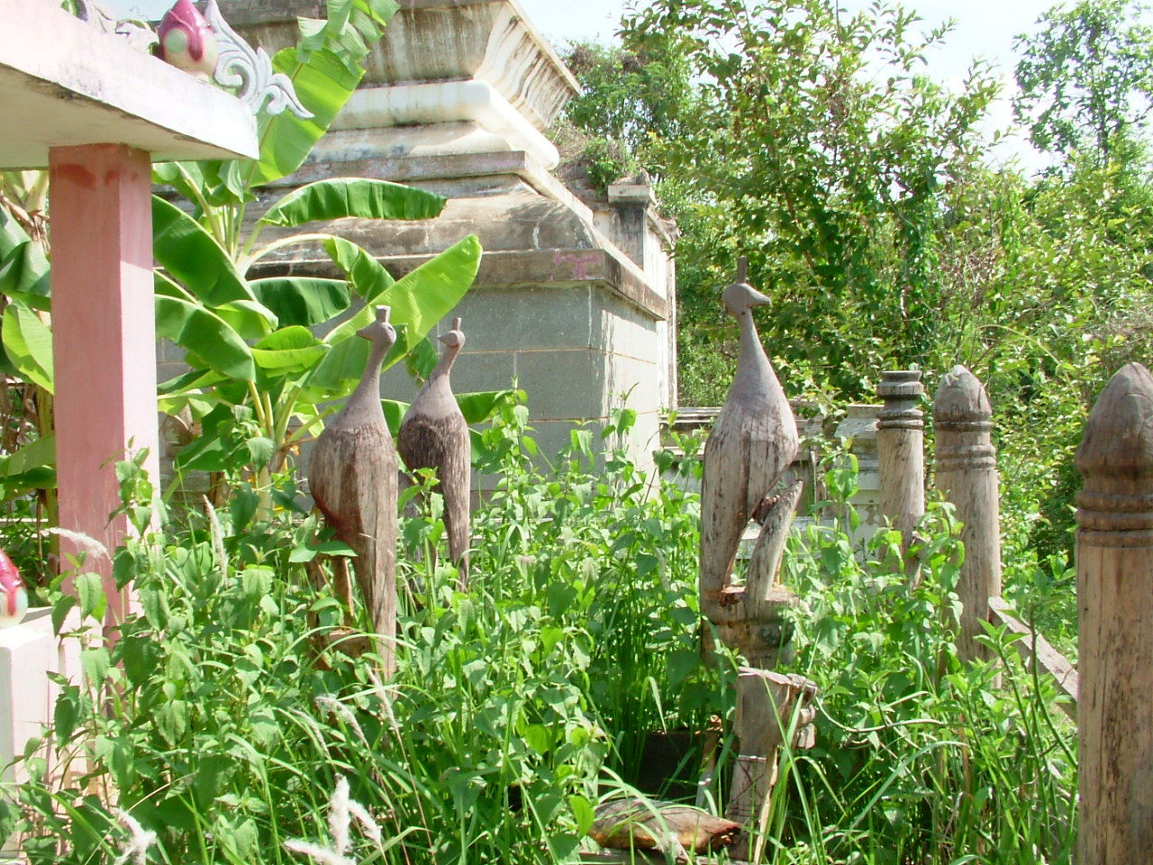 Tượng nhà mồ của người Tây Nguyên-Statue of tomb house of Montagnard ...