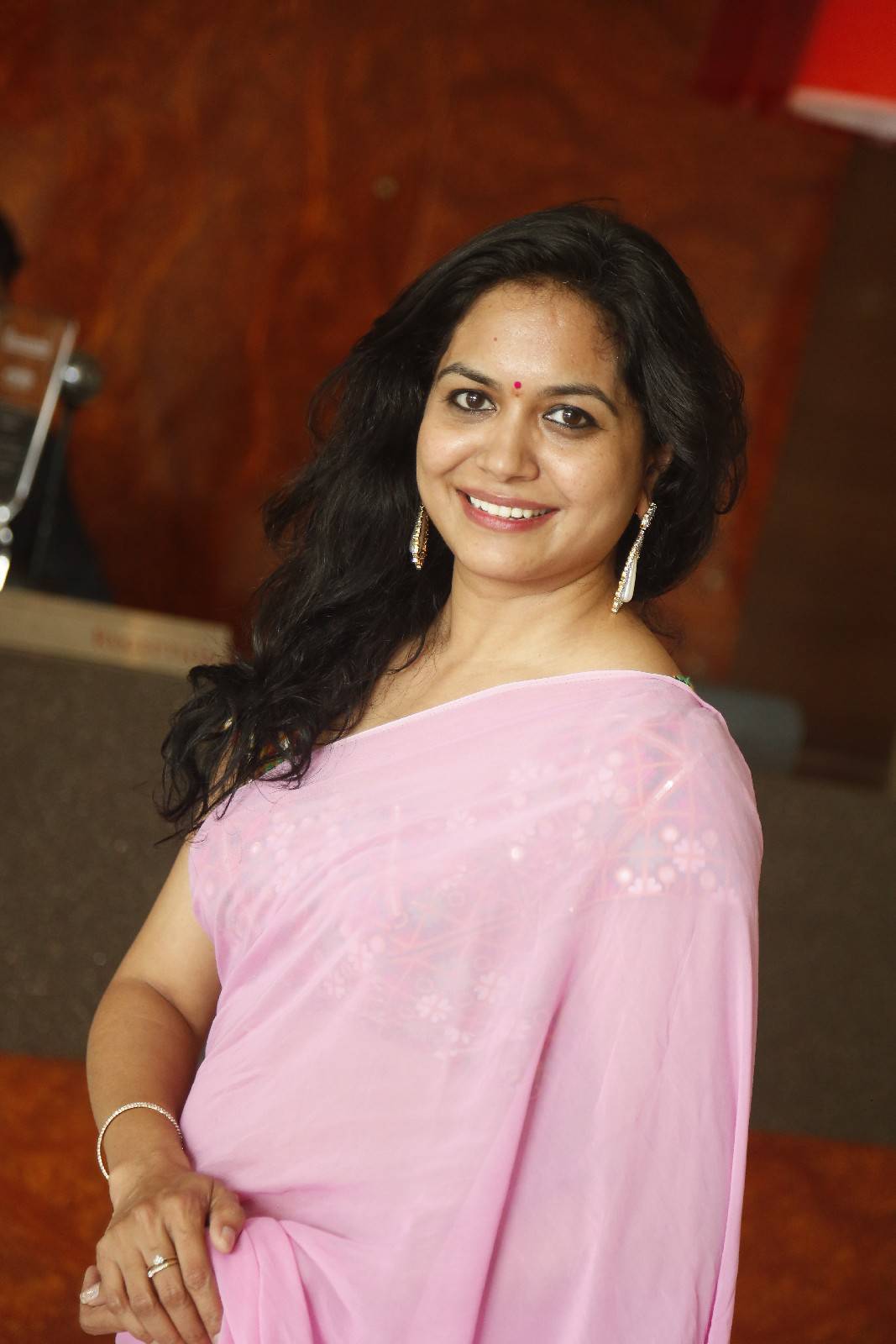 Singer Sunitha Latest Hot Transparent Pink Saree Images At Mirchi Music ...