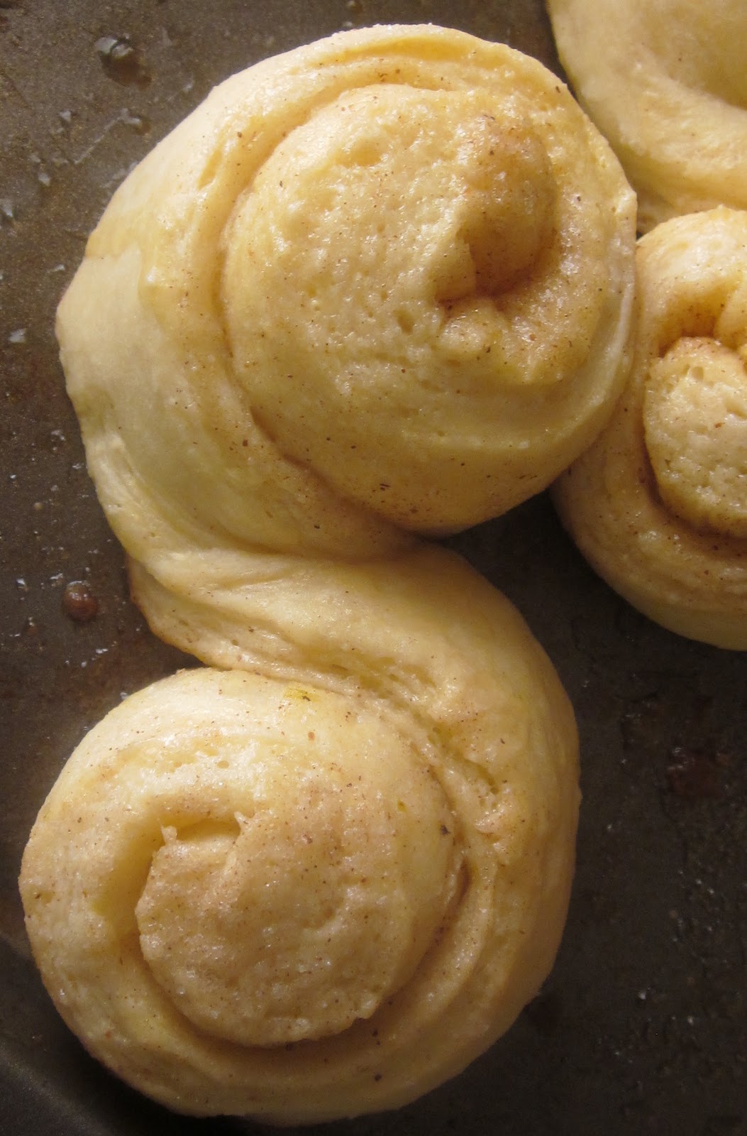 Chef Tess Bakeresse: Swirly Twisted Roll Tutorial