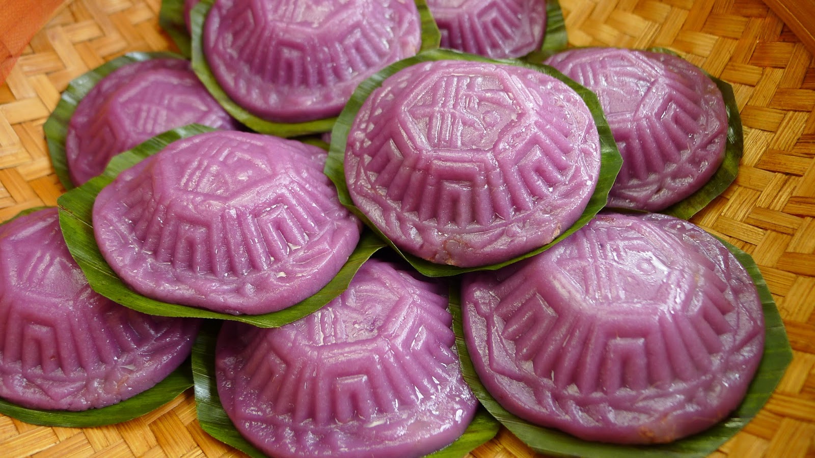 Veronica's Kitchen: Purple Sweet Potato Angku Kuih - 紫番薯龟糕