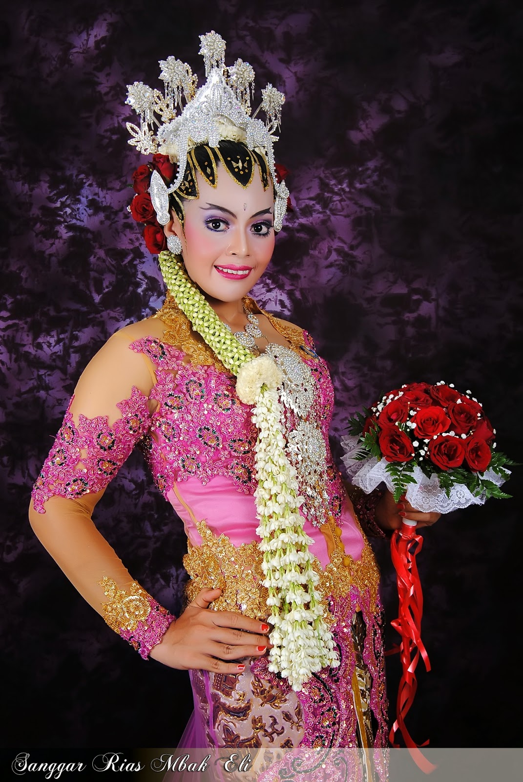 Pelanggan Serda Anna Dwi Susanti dan Serda Moh Beni Hasmoro