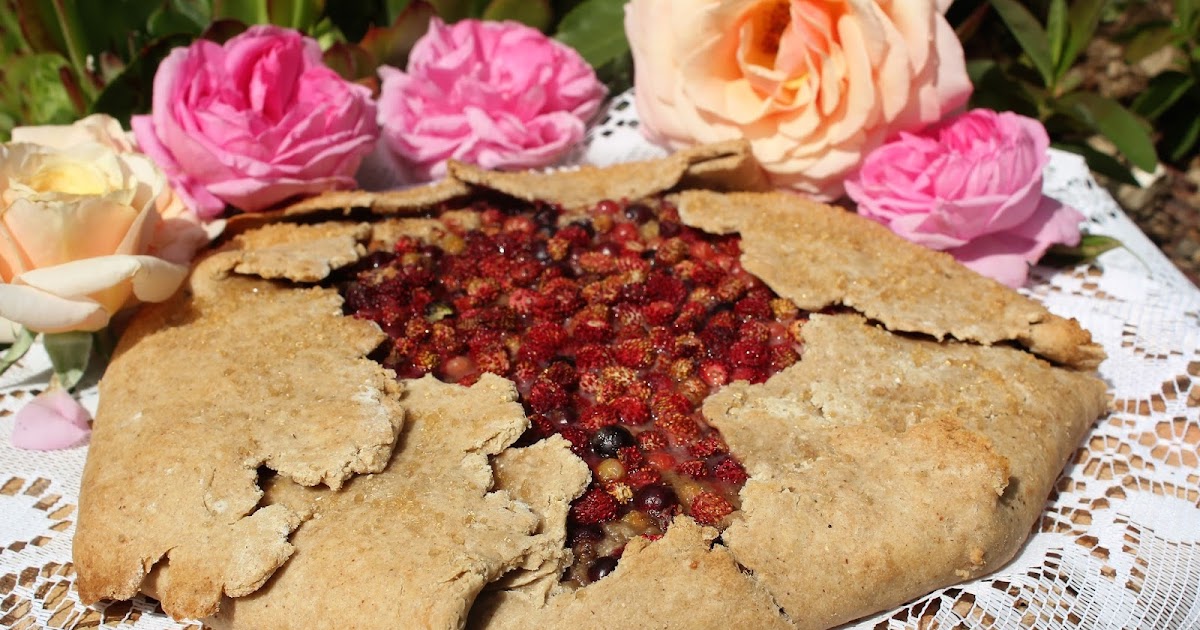 Tarte rustique aux fruits rouges et crème d'amandes aux fleurs de sureau