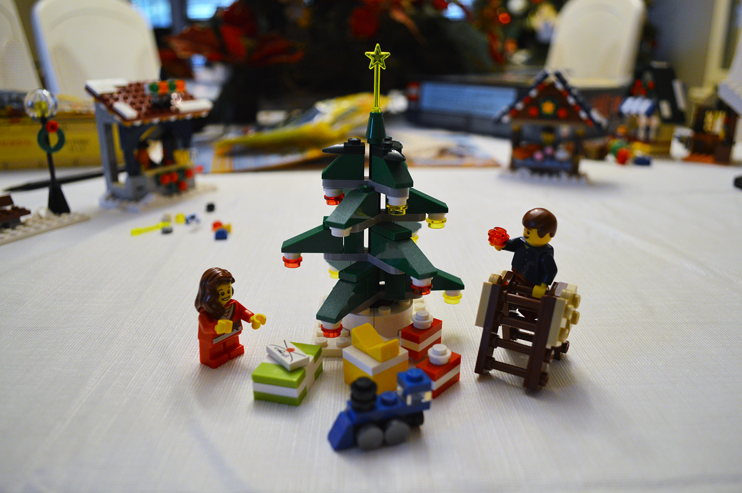Bricks, Pix, and Panels: Lego Review: 40058 Decorating the Tree