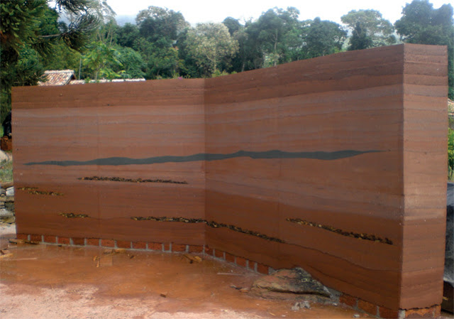 Casa rústico-contemporânea: Parede de taipa de pilão (rammed earth) e ...