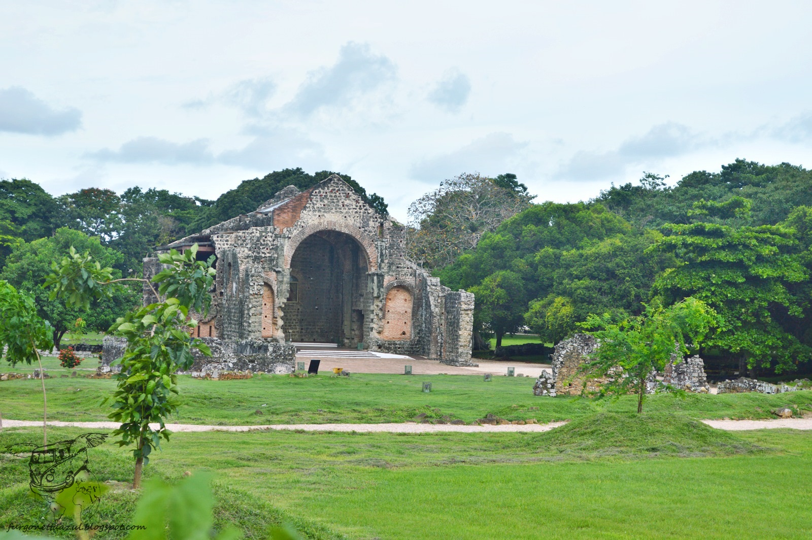 FURGONETA AZUL: SITIOS ARQUEOLÓGICOS DE PANAMÁ.
