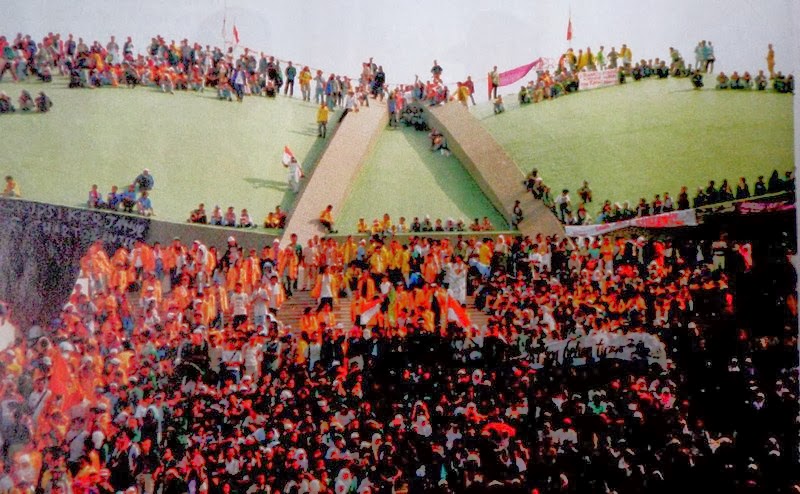 Krisis Ekonomi Moneter 1998 - Corat - coret intisari