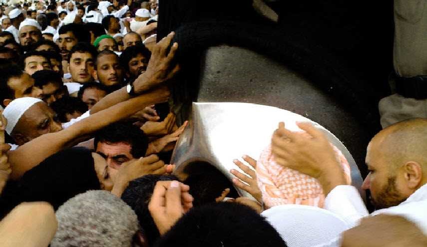 Did the Prophet (blessings and peace of Allah be upon him) touch the ...