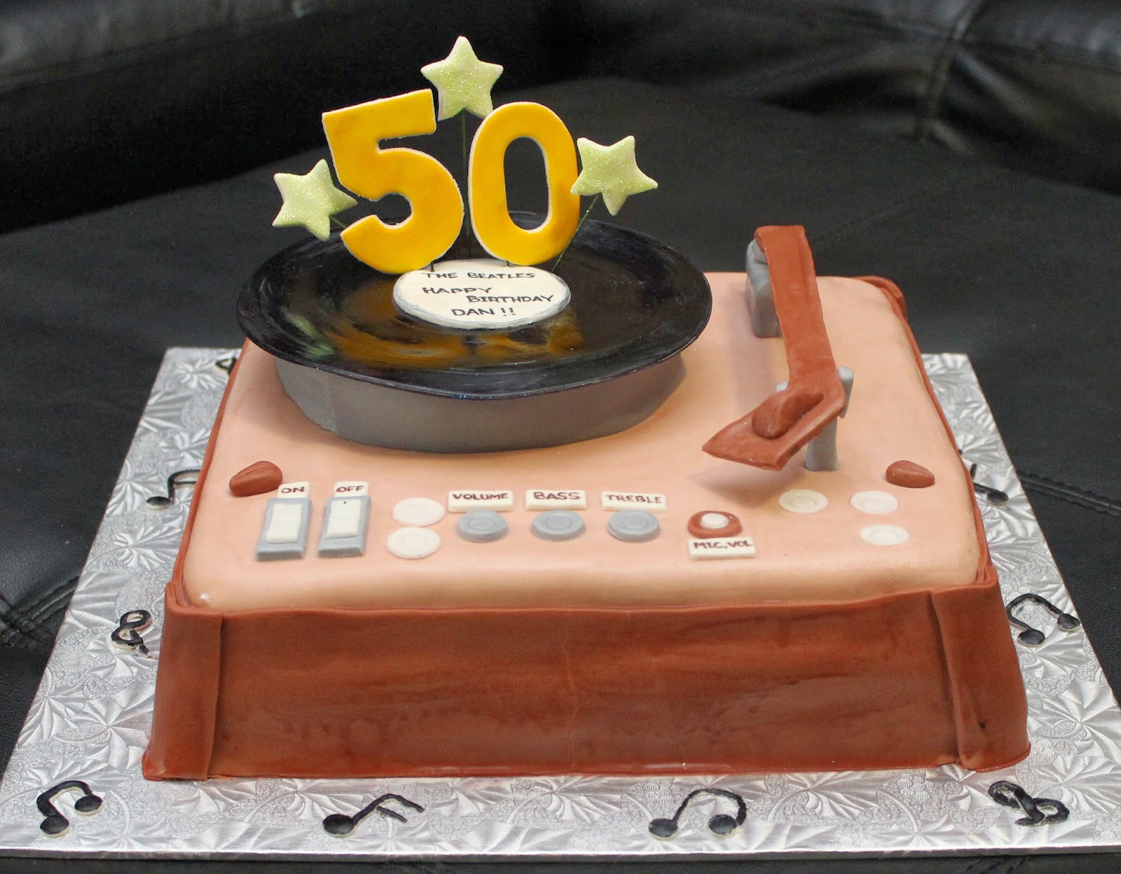 Love Dem Goodies: RECORD PLAYER CAKE