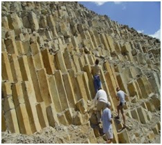 Berbagi Dengan Orang: Makalah Batuan Beku