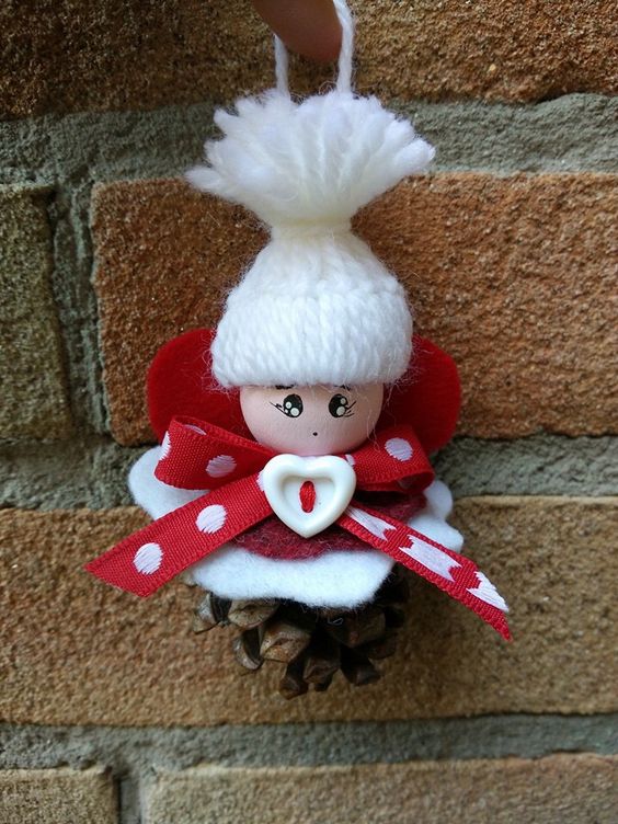 Aprende cómo hacer muñequitos navideños con piñas de pino ~ cositasconmesh