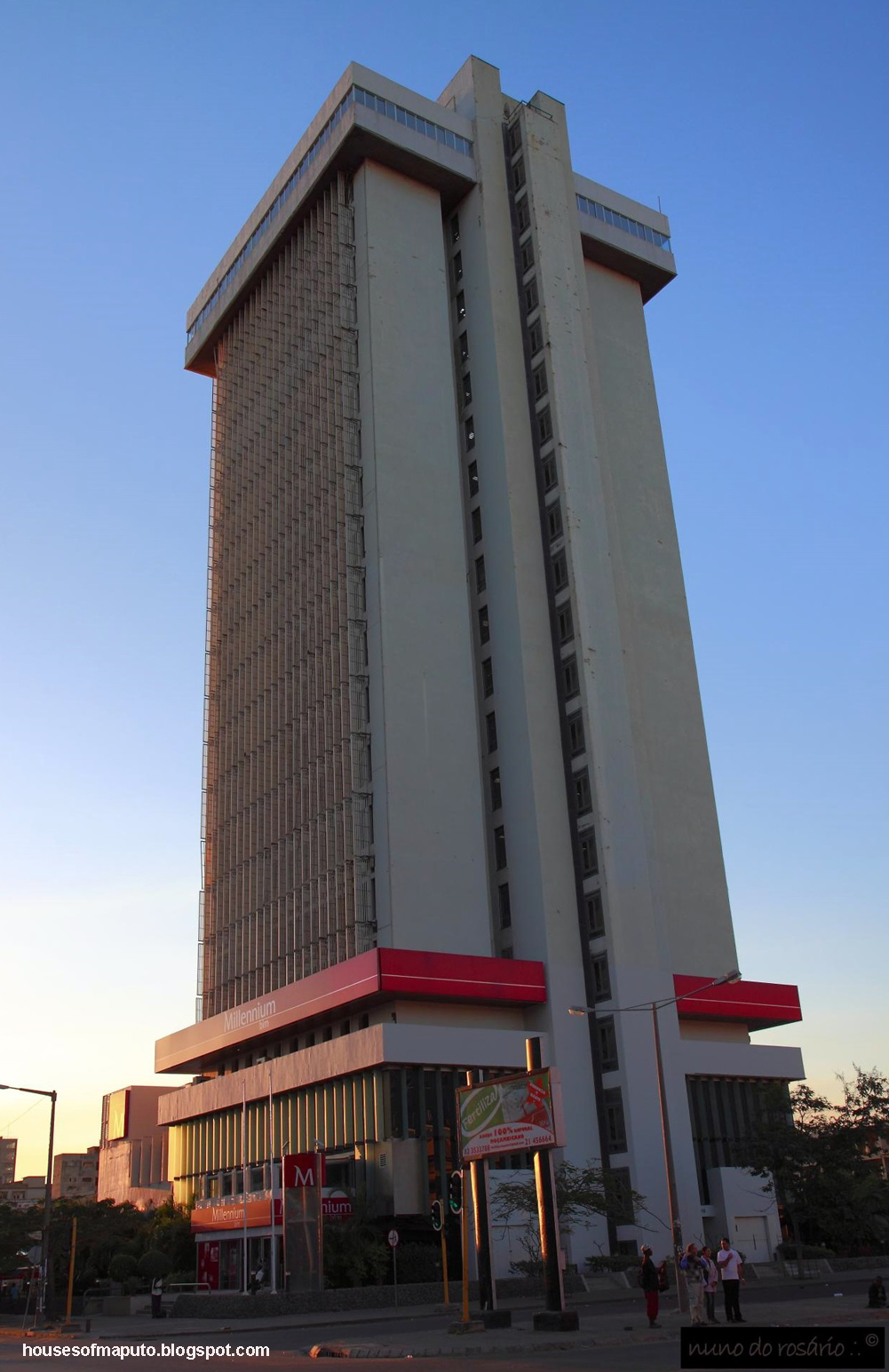 Prédio do Millennium BIM em Maputo. Projecto do Arq. João José Tinoco ...