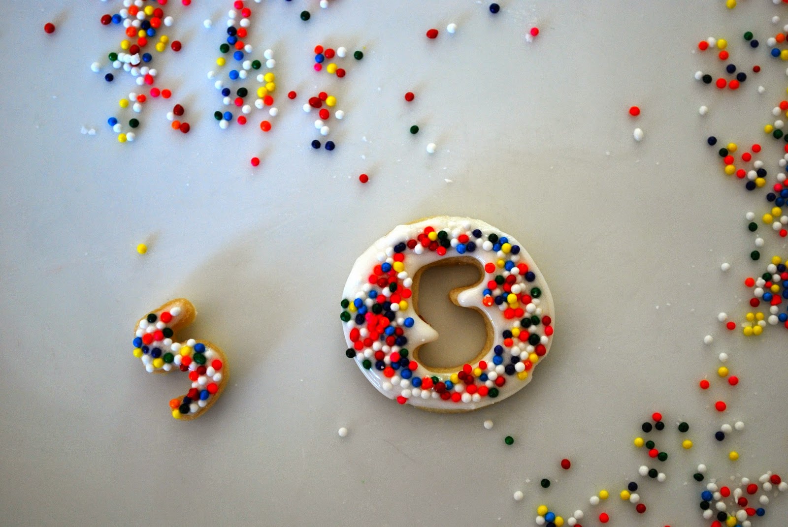 Reinventing Nadine: DIY: Cookie Cupcake Topper