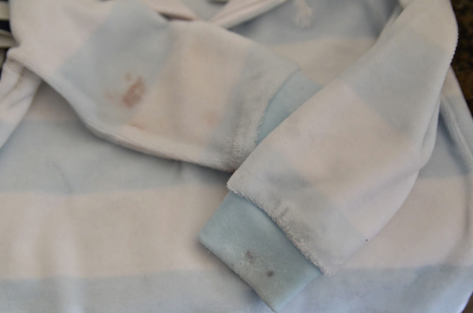 Frilly Little Details: Helpful Hint: How To Remove Stains From Your Laundry