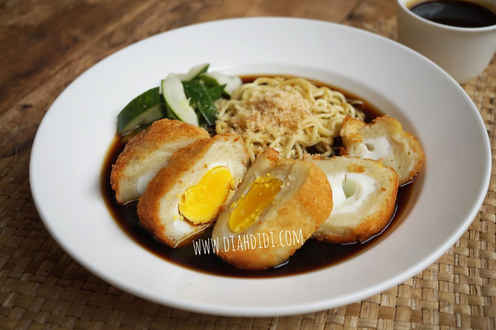 Diah Didi's Kitchen: Tips Mengisi Telur Utuh ke Dalam Adonan Pempek