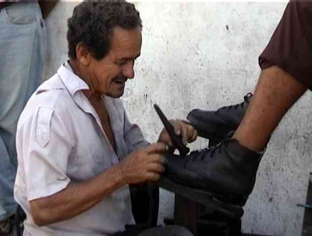 POR AMOR A VENEZUELA: EL LIMPIABOTAS Y EL LAMEBOTAS