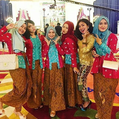 Model Kebaya Jumputan Rok Batik Panjang - Inspirasi Kebaya Modern