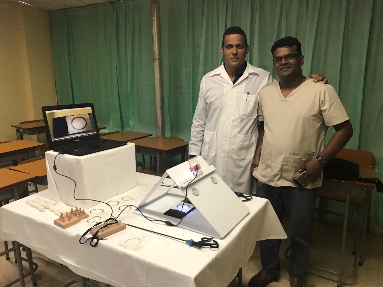 VERDAD CUBANA: MÉDICO DE GUYANA SE ADISTRA EN CIEGO DE ÁVILA EN CIRUGÍA ...