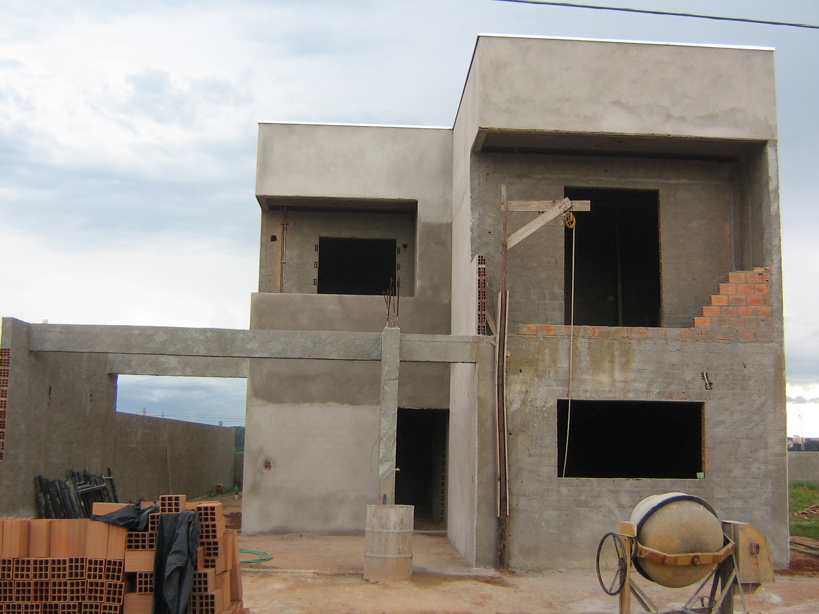 Casa do Renato e da Gi: Reboco Externo + Escada