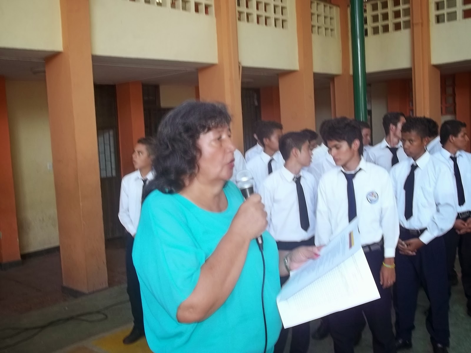 Puerto Bogotá Hoy1: Entrega de simbolos (Grado 11 a los Grados 10)