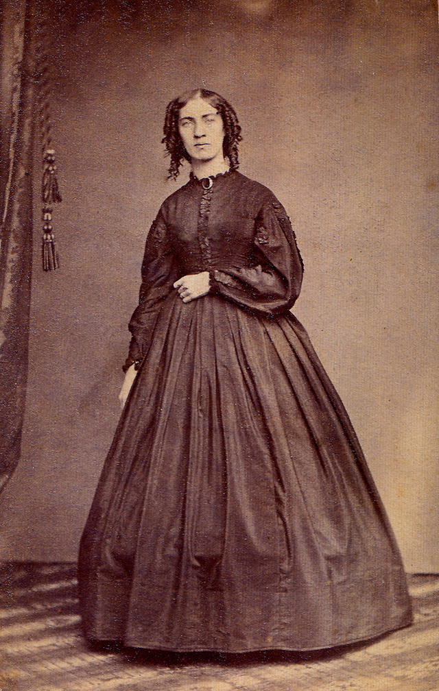 40 Eerie Portraits of Women in Mourning Dress From the Victorian Era ...