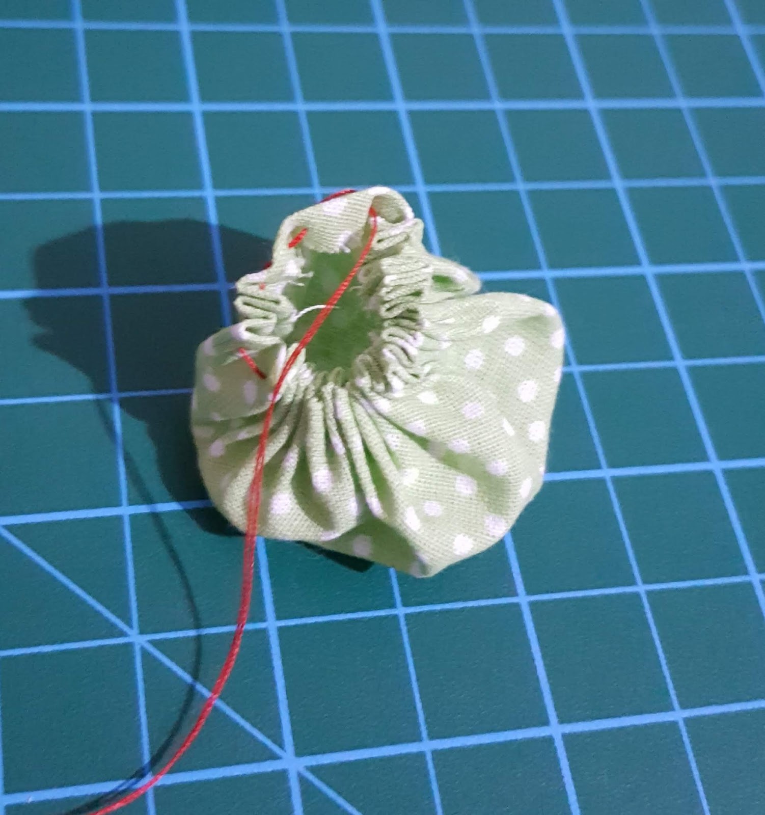 how to make fabric yo-yos: an easy tutorial | All about patchwork and ...