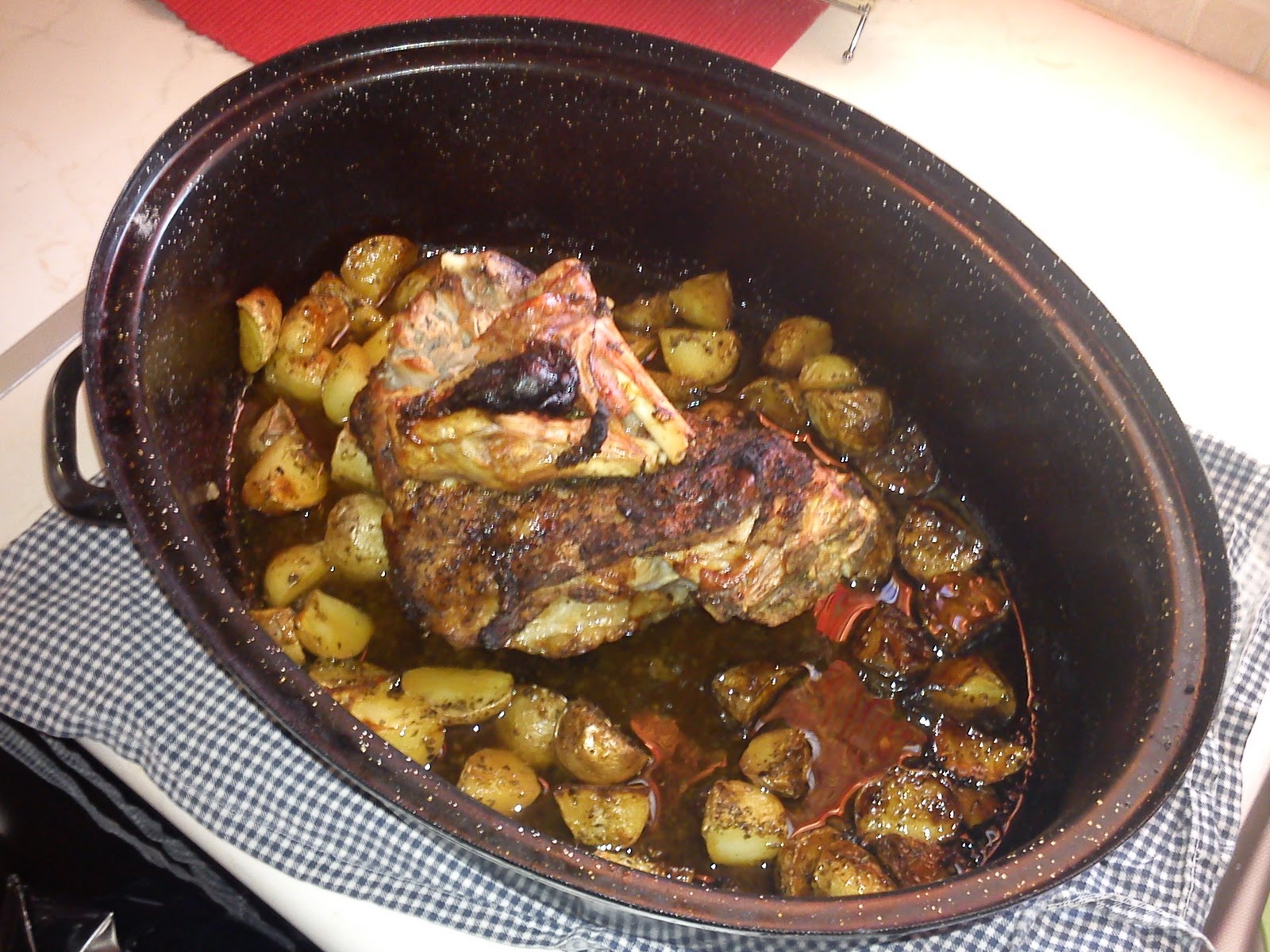 Cook Creations....!: Κατσικάκι με πατάτες στη γάστρα!!!