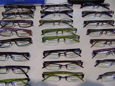 Cermin mata yang membantu anda yang rabun melihat dengan lebih jelas.