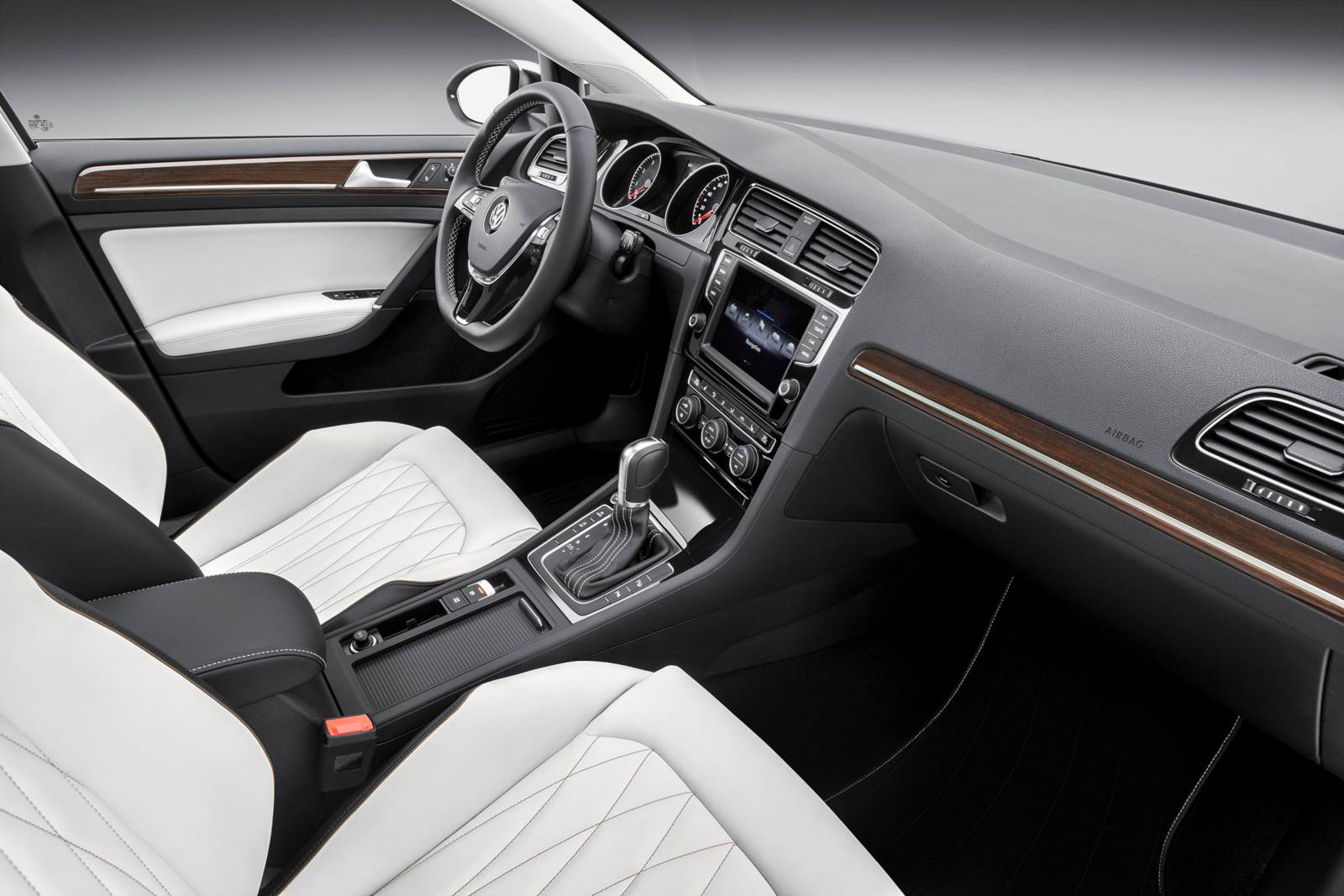 Golf Edition tem couro branco e madeira no interior