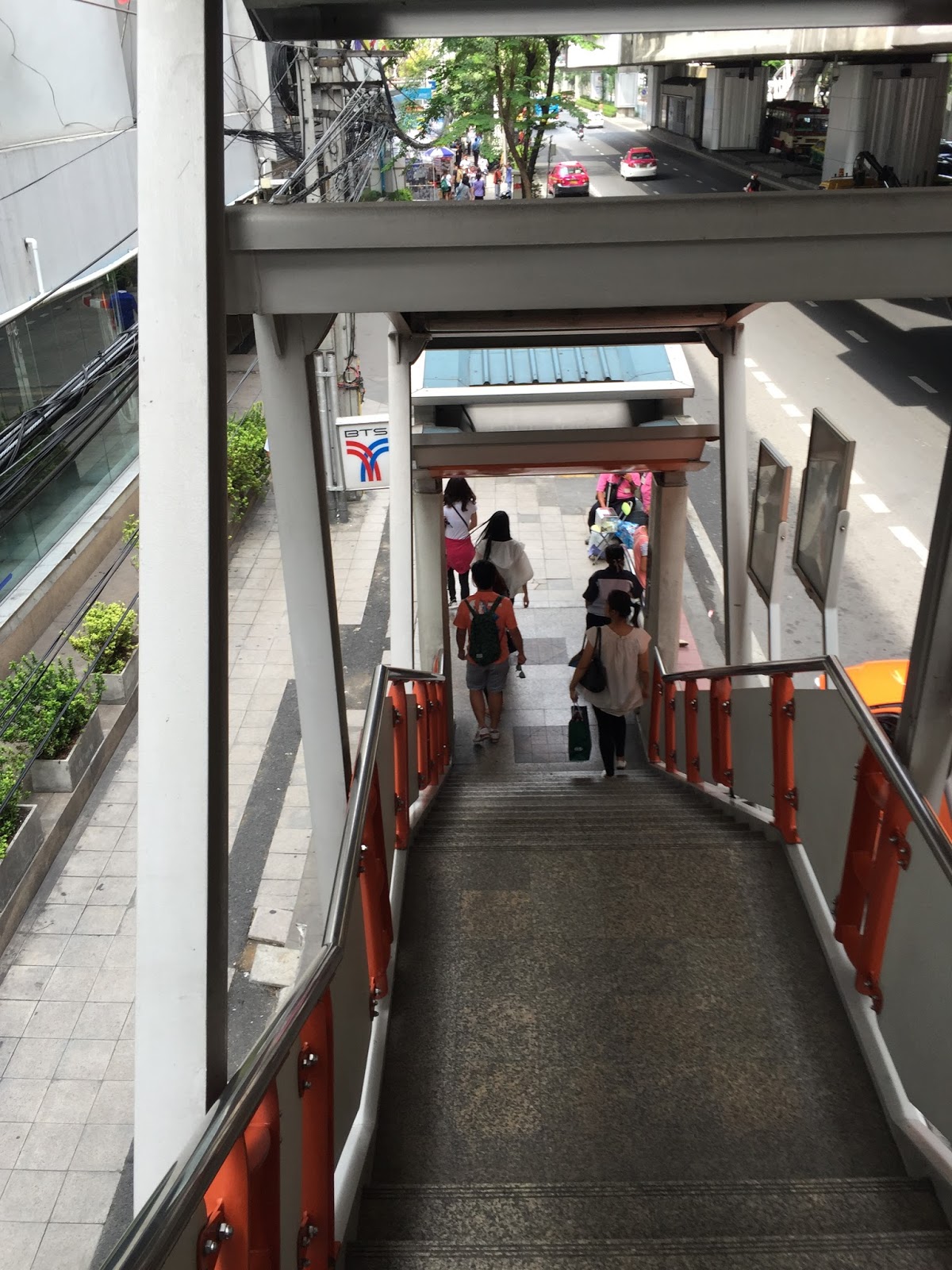 Observe the world: Bangkok to Pattaya by Mini Van, Victory Monument BTS