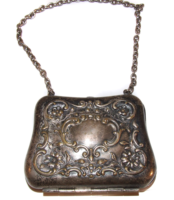 Luurankoja kaapissa: Victorian bags/purses