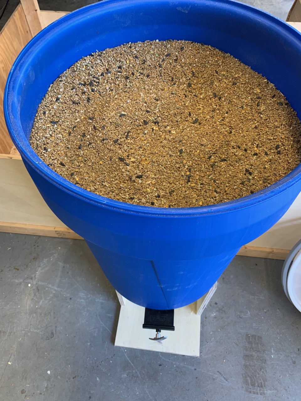 Rodent Proof Air tight Livestock Chicken Pet Feed Storage Bin and Dispenser