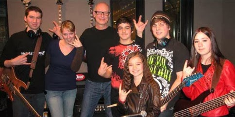 ΣΕΡΟΤΟΝΙΝΗ: Δείτε την 11χρονη Sara να διασκευάζει εκπληκτικά το Heaven ...