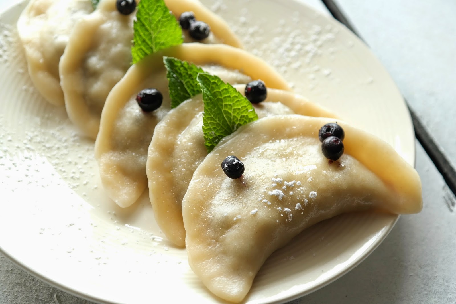 The Cake Book: Pierogi z jagodami