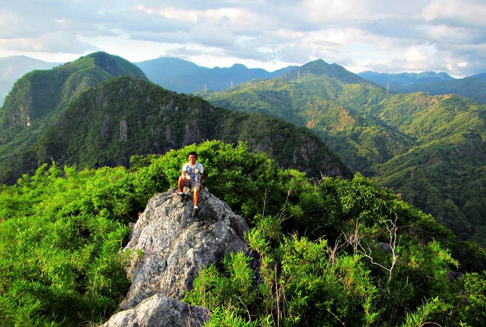 LEXICAL CROWN: A SUMMIT WHICH SHOWCASES THE BEAUTY OF NEIGHBORING MOUNTAINS