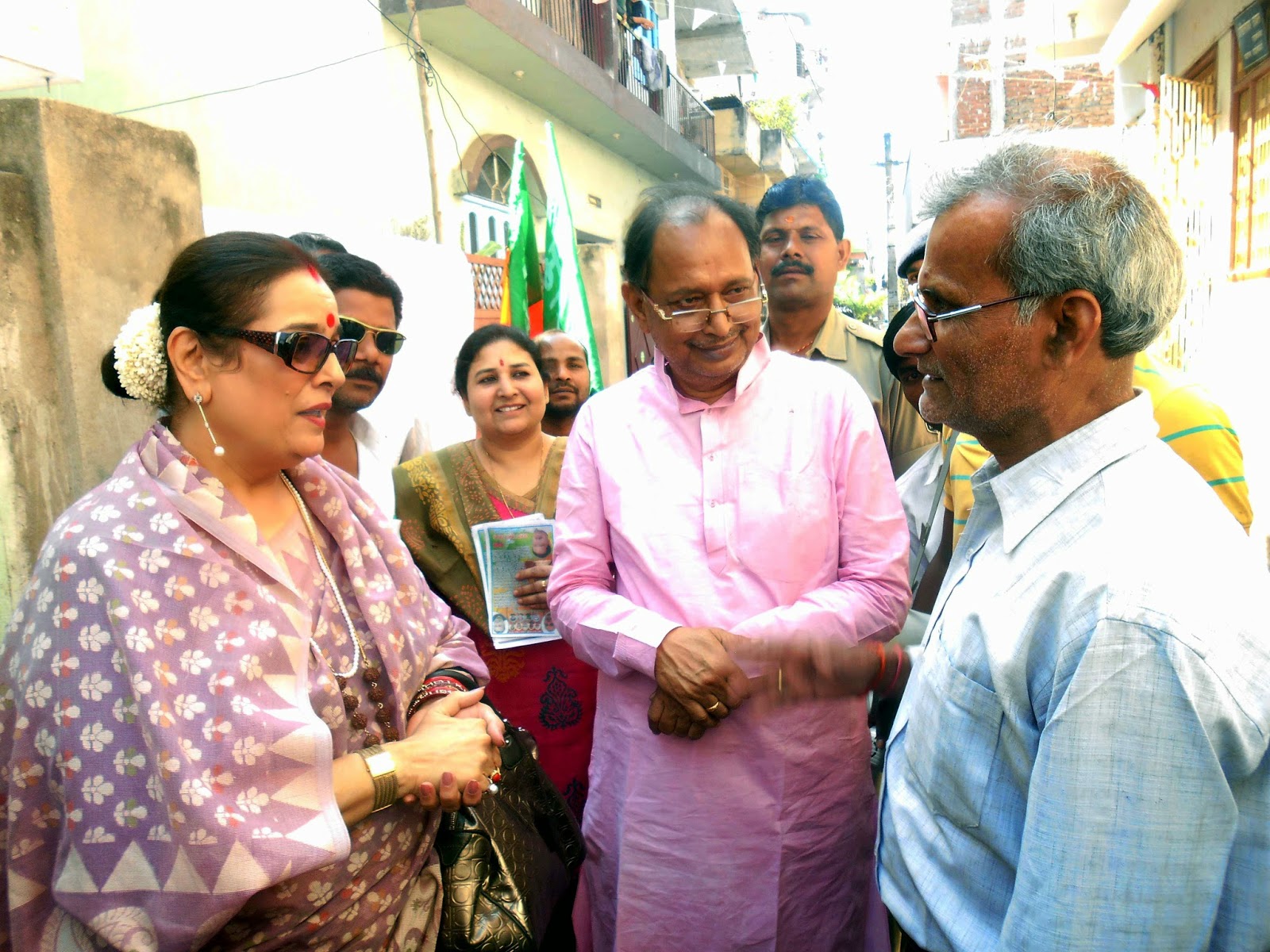 View Patna: Poonam Sinha seeks votes and supports for Shatrughan Sinha