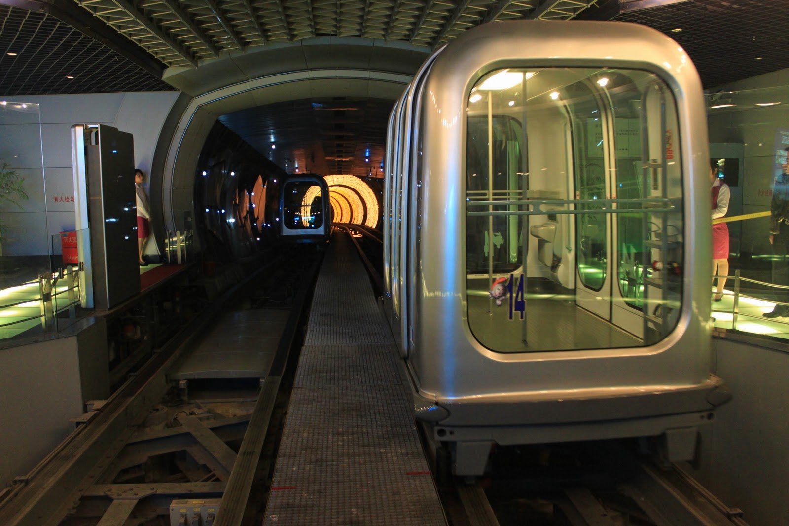 上海 15日目 その2 「外灘観光隧道と花文字」 | bugiugi travel in China