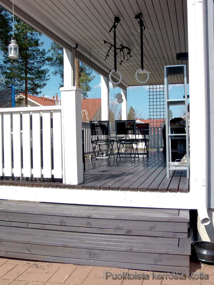 Terassit ruskeasta harmaaksi öljyämällä - Puolitoista kerrosta kotia