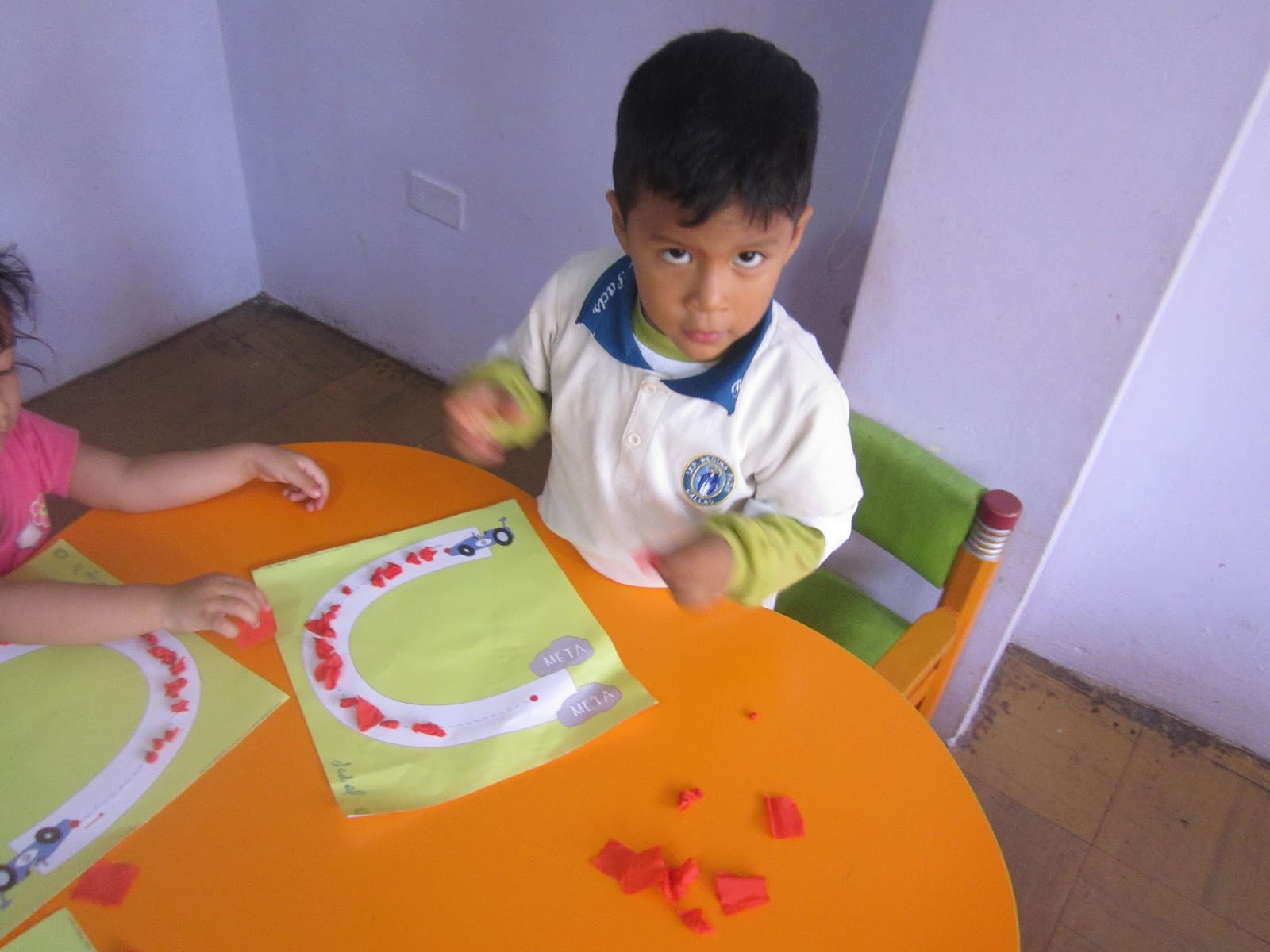 2 AÑOS - ABEJITAS: TECNICA DEL EMBOLILLADO