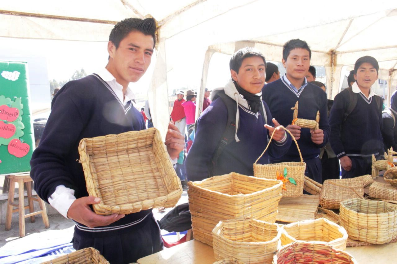 Noticias Chimborazo: RESCATAN TRADICIONES DE COLTA EN FERIAS ESCOLARES