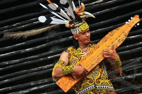 Etnik Unik: Sampek (sape') Alat Musik Petik Khas Suku Dayak
