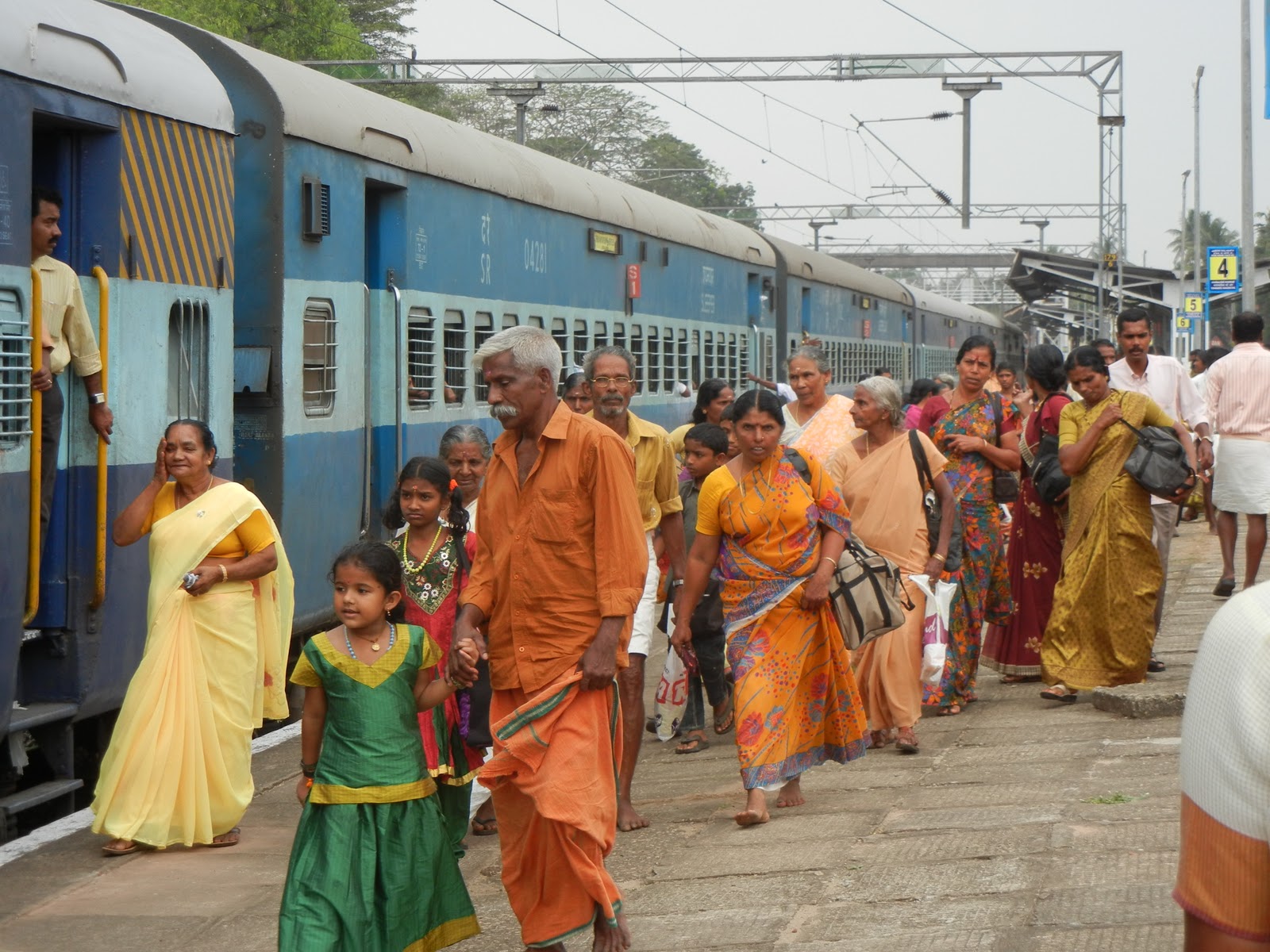 bella india: Darjeeling Limited: the trains of India