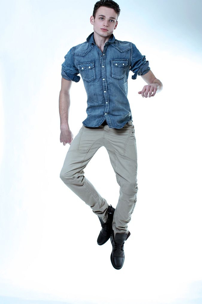 Favorite Hunks & Other Things: Anton Z Risan: Fast With Your Finger!