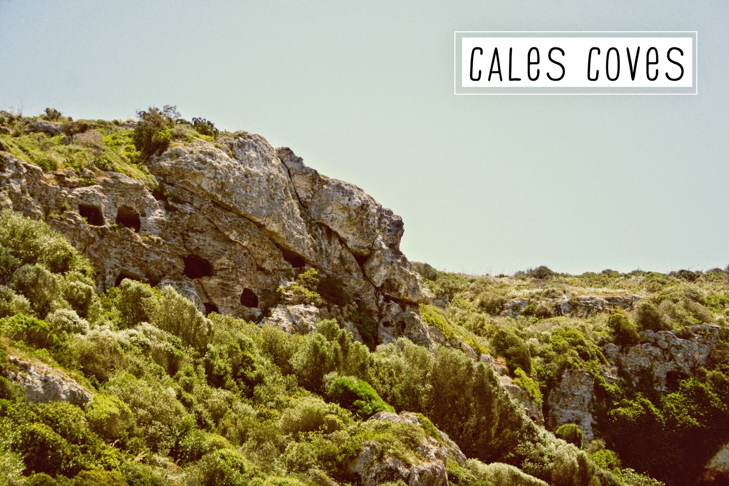 Cales Coves, aguas turquesa y cuevas prehistóricas