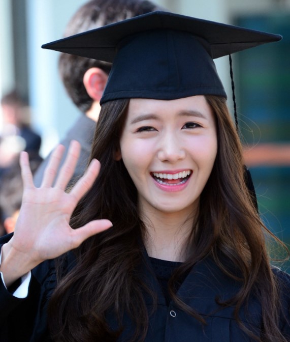 √ 25 Model Rambut Wisuda Digerai Paling Cantik dan Elegan Terbaru ...