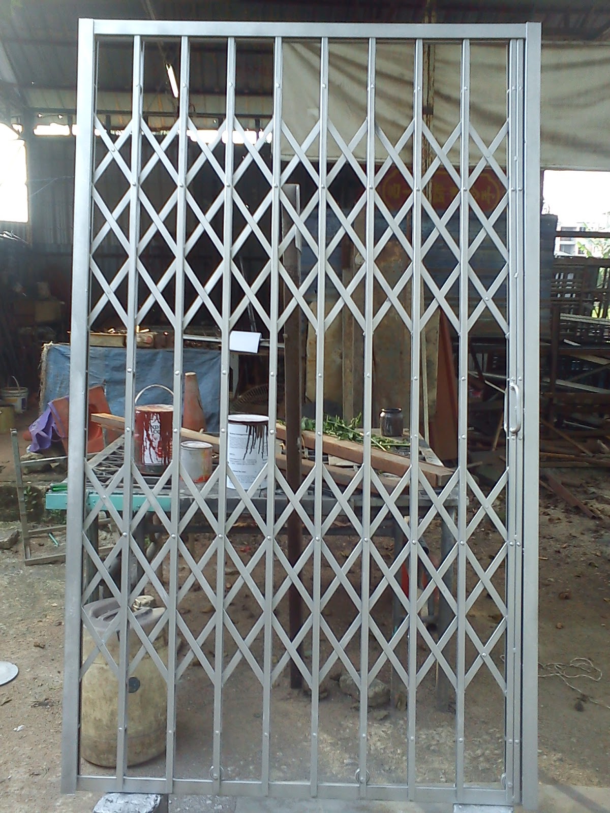 En. dol : 019-7629920 : wrought iron and entrance main gate